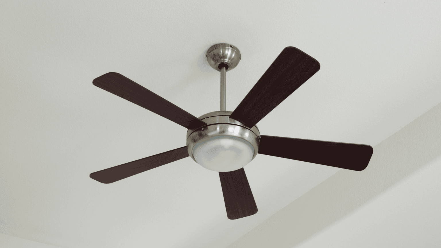 Which Way Should Your Ceiling Fan Spin in Winter and Summer?